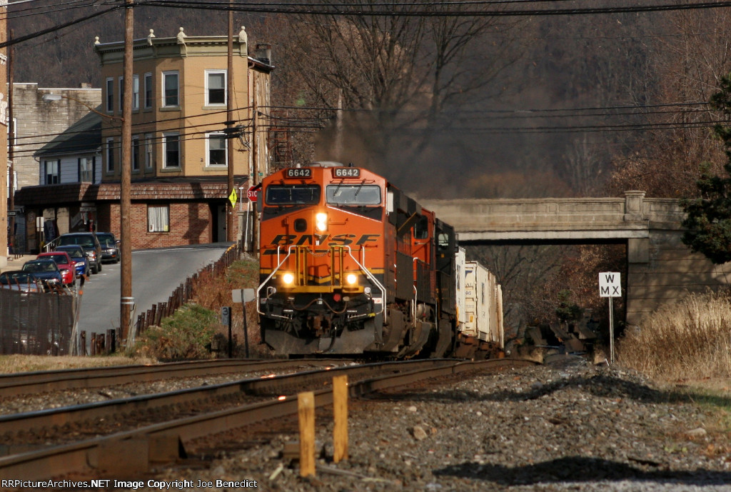 BNSF 6642 on NS 211